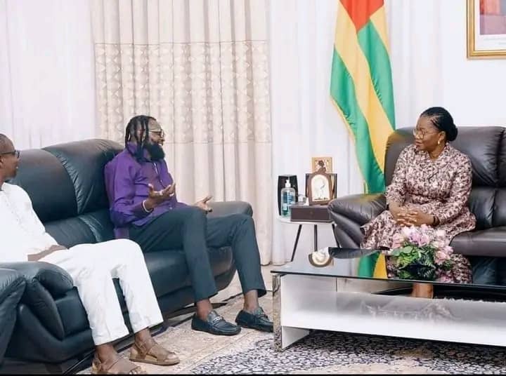 Shéyi Emmanuel Adebayor chez la cheffe du gouvernement Victoire Tomégah ...