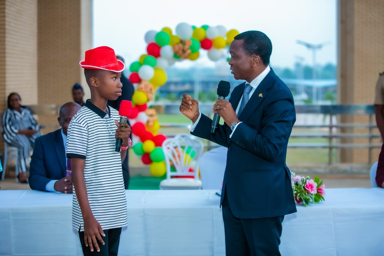 Assemblée nationale /Noël : ambiance à la fête , Kodjo Adédzé au milieu des enfants - Le Nouveau ...